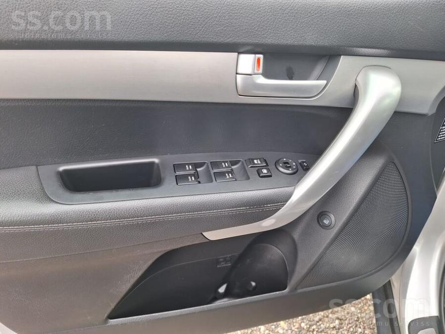 Pelēks Kia Sorento 2012 Daugavpils, ar dzinēja tilpumu 2.20 L un nobraukumu 0 tūkst. km par 10950 €, foto 10 vietnē AUTOMOTO.COM.LV