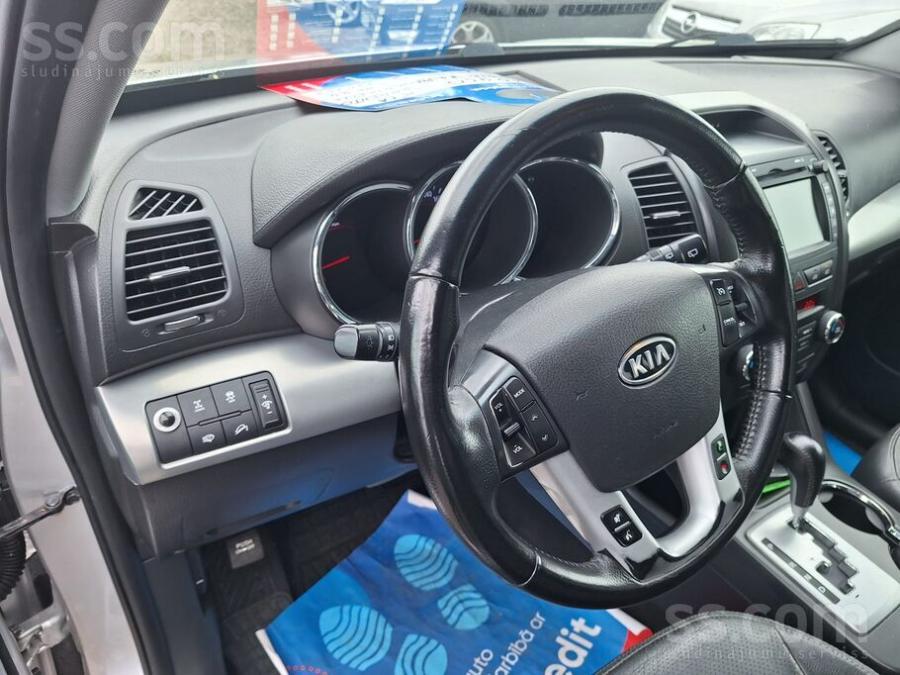 Pelēks Kia Sorento 2012 Daugavpils, ar dzinēja tilpumu 2.20 L un nobraukumu 0 tūkst. km par 10950 €, foto 14 vietnē AUTOMOTO.COM.LV