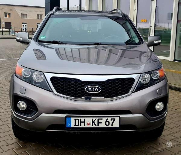 Grey Kia Sorento 2013 in Vilnius, with an engine capacity of 2.20 L and mileage of 240 thousand km for 7790 €, photo 1 on AUTOMOTO.COM.LV