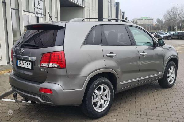 Grey Kia Sorento 2013 in Vilnius, with an engine capacity of 2.20 L and mileage of 240 thousand km for 7790 €, photo 4 on AUTOMOTO.COM.LV