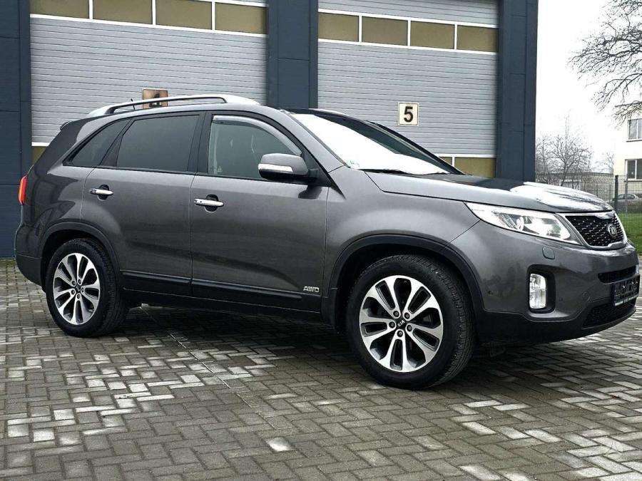 Grey Kia Sorento 2013 in Kretinga, with an engine capacity of 2.20 L and mileage of 120 thousand km for 9999 €, photo 9 on AUTOMOTO.COM.LV
