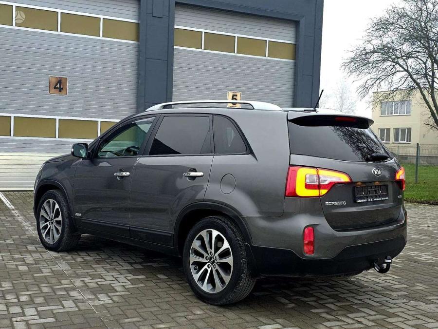 Grey Kia Sorento 2013 in Kretinga, with an engine capacity of 2.20 L and mileage of 120 thousand km for 9999 €, photo 10 on AUTOMOTO.COM.LV
