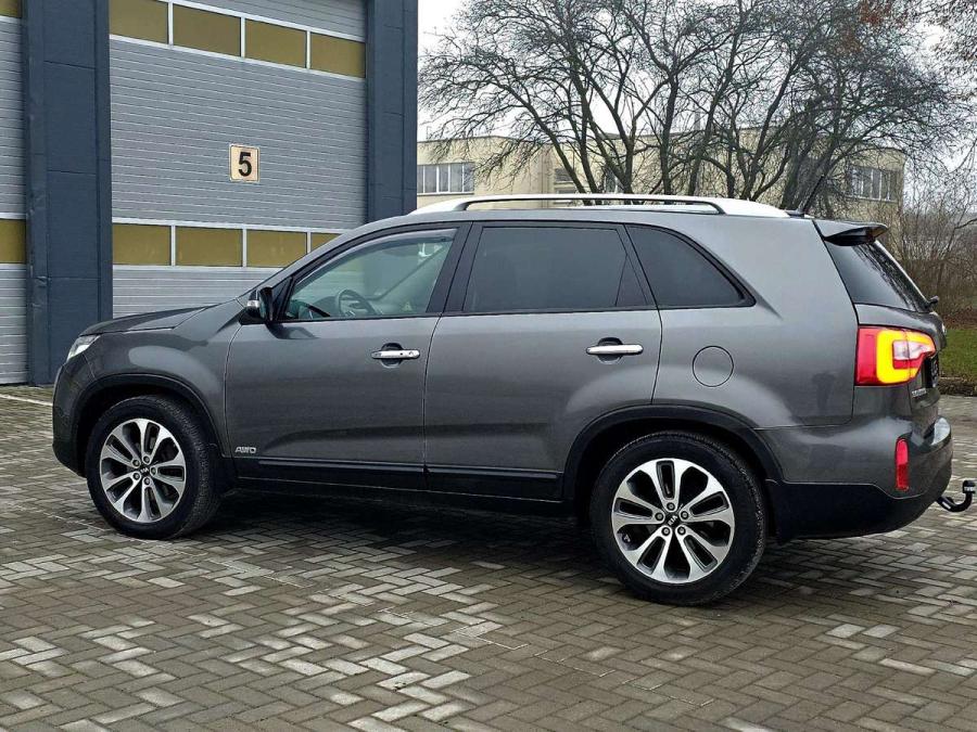 Grey Kia Sorento 2013 in Kretinga, with an engine capacity of 2.20 L and mileage of 120 thousand km for 9999 €, photo 11 on AUTOMOTO.COM.LV