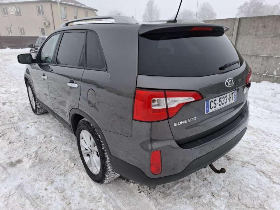 Grey Kia Sorento 2013 in Taurage, with an engine capacity of 2.20 L and mileage of 191 thousand km for 8900 €, photo 2 on AUTOMOTO.COM.LV