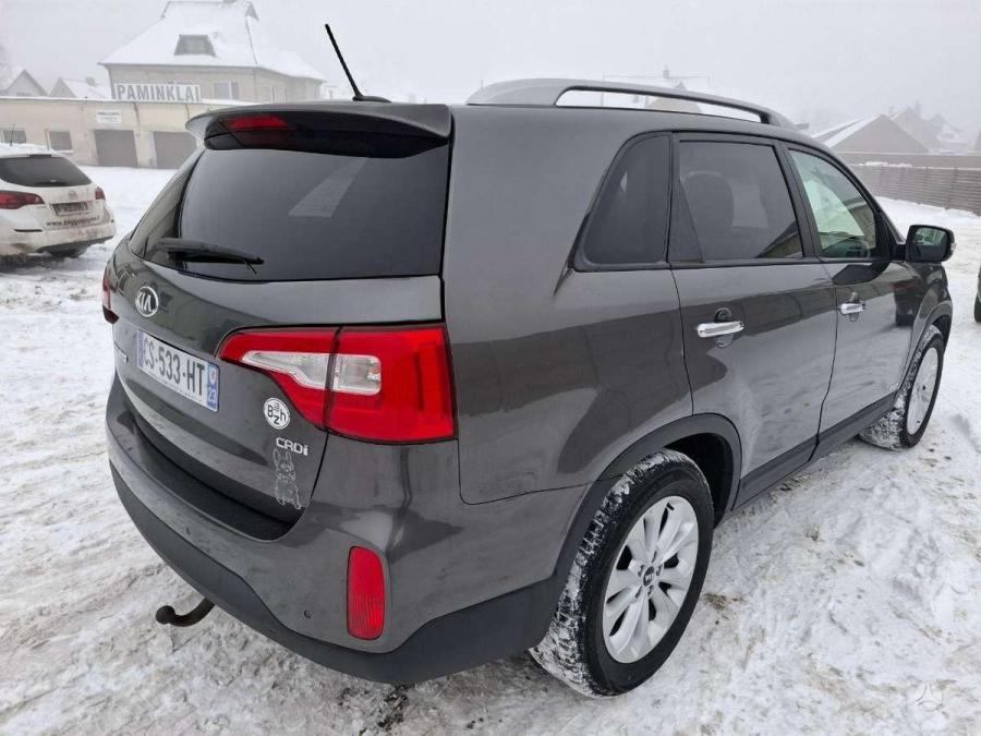 Grey Kia Sorento 2013 in Taurage, with an engine capacity of 2.20 L and mileage of 191 thousand km for 8900 €, photo 3 on AUTOMOTO.COM.LV