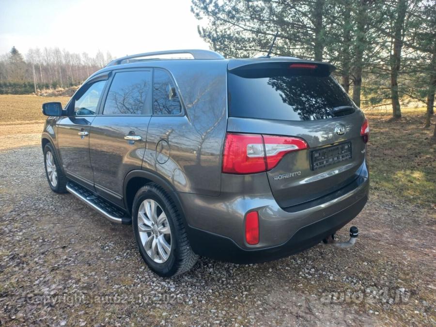 Pelēks Kia Sorento 2013 Tartu, ar dzinēja tilpumu 2.20 L un nobraukumu 206 tūkst. km par 10950 €, foto 7 vietnē AUTOMOTO.COM.LV
