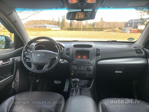 Grey Kia Sorento 2013 in Tartu, with an engine capacity of 2.20 L and mileage of 206 thousand km for 10950 €, photo 11 on AUTOMOTO.COM.LV