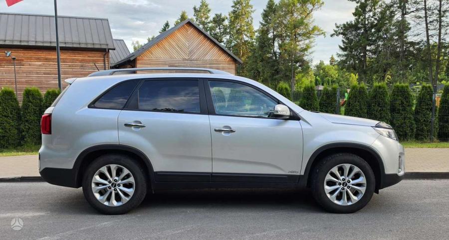 Grey Kia Sorento 2013 in Vilnius, with an engine capacity of 2.20 L and mileage of 270 thousand km for 6300 €, photo 5 on AUTOMOTO.COM.LV