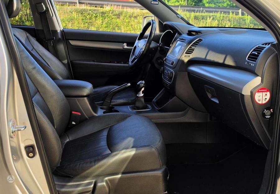 Grey Kia Sorento 2013 in Vilnius, with an engine capacity of 2.20 L and mileage of 270 thousand km for 6300 €, photo 12 on AUTOMOTO.COM.LV
