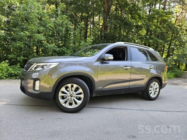 Grey Kia Sorento 2013 in Riga, with an engine capacity of 2.20 L and mileage of 225 thousand km for 9950 €, photo 3 on AUTOMOTO.COM.LV