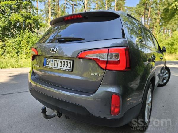 Grey Kia Sorento 2013 in Riga, with an engine capacity of 2.20 L and mileage of 225 thousand km for 9950 €, photo 4 on AUTOMOTO.COM.LV