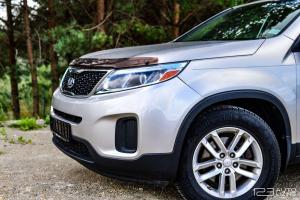 Grey Kia Sorento 2014 in Kretinga, with an engine capacity of 2.40 L and mileage of 140 thousand km for 8950 €, photo 3 on AUTOMOTO.COM.LV
