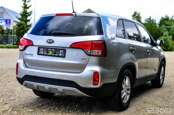 Grey Kia Sorento 2014 in Kretinga, with an engine capacity of 2.40 L and mileage of 140 thousand km for 8950 €, photo 6 on AUTOMOTO.COM.LV
