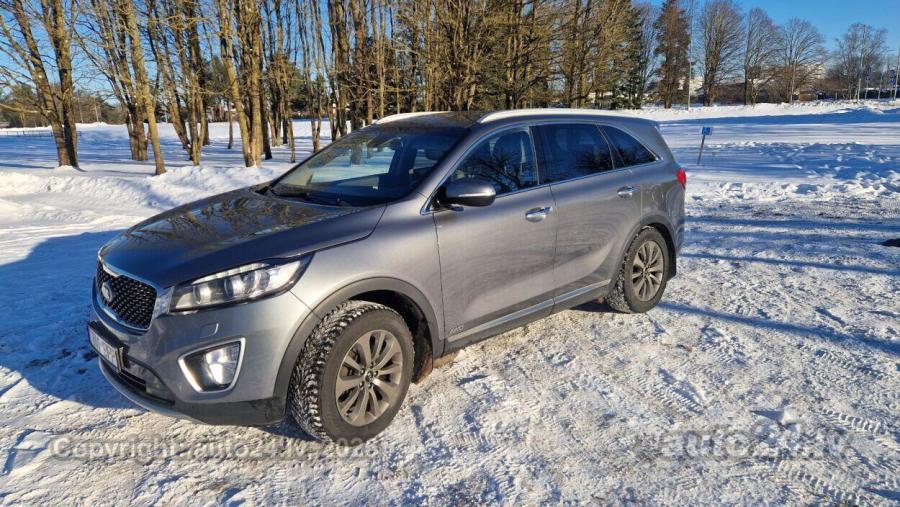 Grey Kia Sorento 2015 in Tallinn, with an engine capacity of 2.20 L and mileage of 250 thousand km for 10900 €, photo 4 on AUTOMOTO.COM.LV