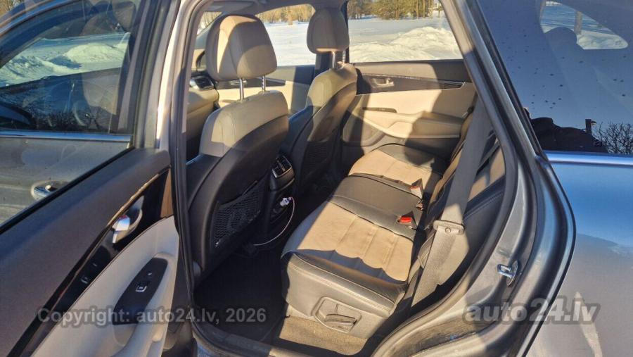 Grey Kia Sorento 2015 in Tallinn, with an engine capacity of 2.20 L and mileage of 250 thousand km for 10900 €, photo 5 on AUTOMOTO.COM.LV
