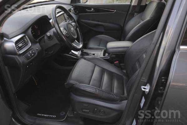 Grey Kia Sorento 2015 in Riga, with an engine capacity of 2.20 L and mileage of 156 thousand km for 16990 €, photo 7 on AUTOMOTO.COM.LV