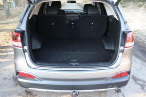 Grey Kia Sorento 2015 in Riga, with an engine capacity of 2.20 L and mileage of 230 thousand km for 14500 €, photo 6 on AUTOMOTO.COM.LV