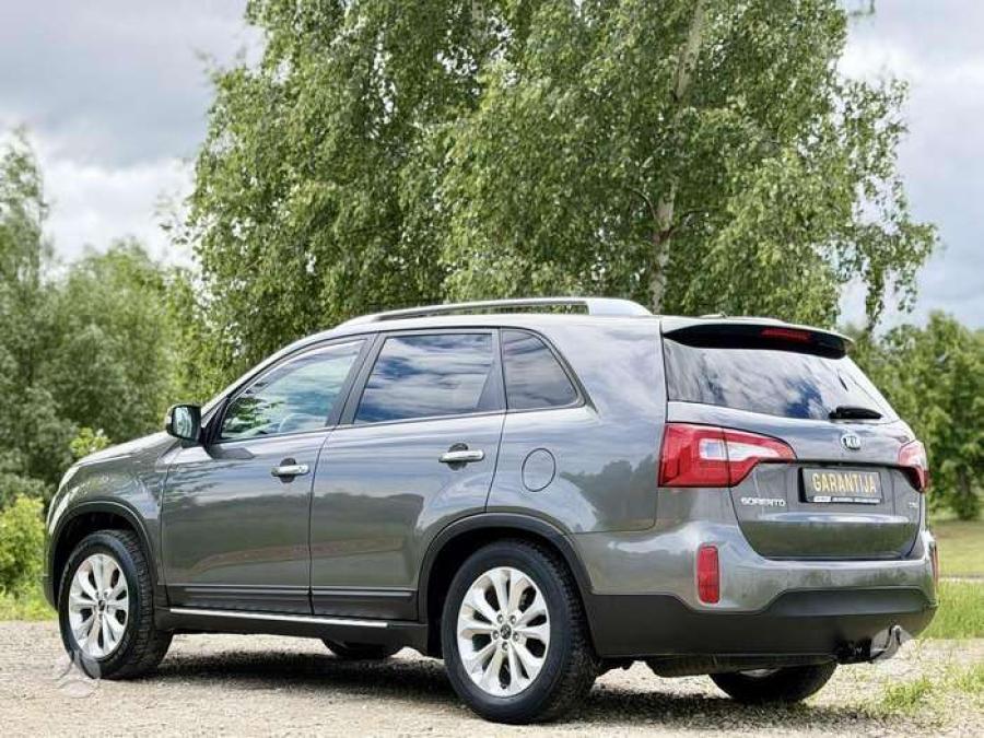 Grey Kia Sorento 2015 in Siauliai, with an engine capacity of 2.20 L and mileage of 223 thousand km for 12999 €, photo 4 on AUTOMOTO.COM.LV