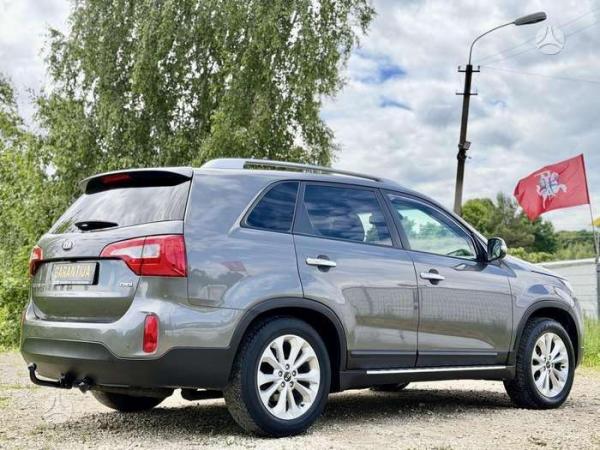 Grey Kia Sorento 2015 in Siauliai, with an engine capacity of 2.20 L and mileage of 223 thousand km for 12999 €, photo 4 on AUTOMOTO.COM.LV