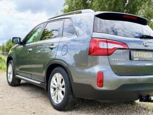 Grey Kia Sorento 2015 in Siauliai, with an engine capacity of 2.20 L and mileage of 223 thousand km for 12999 €, photo 8 on AUTOMOTO.COM.LV