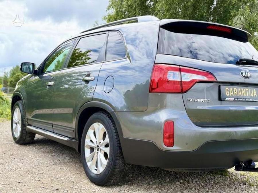Grey Kia Sorento 2015 in Siauliai, with an engine capacity of 2.20 L and mileage of 223 thousand km for 12999 €, photo 8 on AUTOMOTO.COM.LV