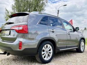 Grey Kia Sorento 2015 in Siauliai, with an engine capacity of 2.20 L and mileage of 223 thousand km for 12999 €, photo 9 on AUTOMOTO.COM.LV