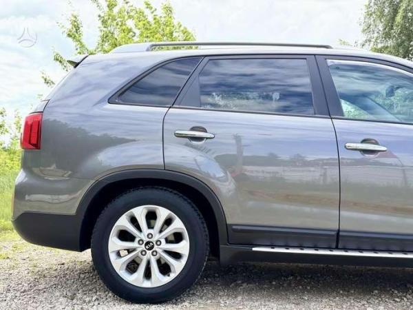 Grey Kia Sorento 2015 in Siauliai, with an engine capacity of 2.20 L and mileage of 223 thousand km for 12999 €, photo 9 on AUTOMOTO.COM.LV