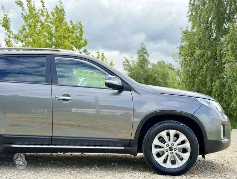Grey Kia Sorento 2015 in Siauliai, with an engine capacity of 2.20 L and mileage of 223 thousand km for 12999 €, photo 11 on AUTOMOTO.COM.LV