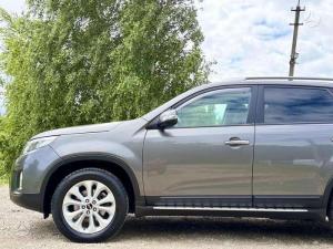 Grey Kia Sorento 2015 in Siauliai, with an engine capacity of 2.20 L and mileage of 223 thousand km for 12999 €, photo 12 on AUTOMOTO.COM.LV
