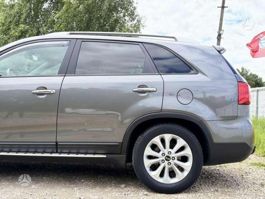 Grey Kia Sorento 2015 in Siauliai, with an engine capacity of 2.20 L and mileage of 223 thousand km for 12999 €, photo 13 on AUTOMOTO.COM.LV