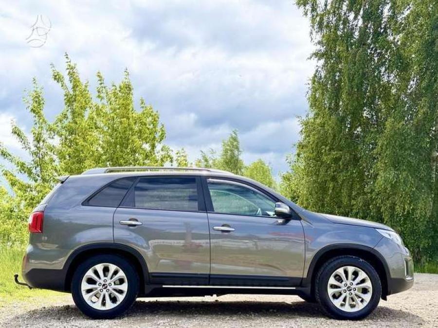 Grey Kia Sorento 2015 in Siauliai, with an engine capacity of 2.20 L and mileage of 223 thousand km for 12999 €, photo 15 on AUTOMOTO.COM.LV