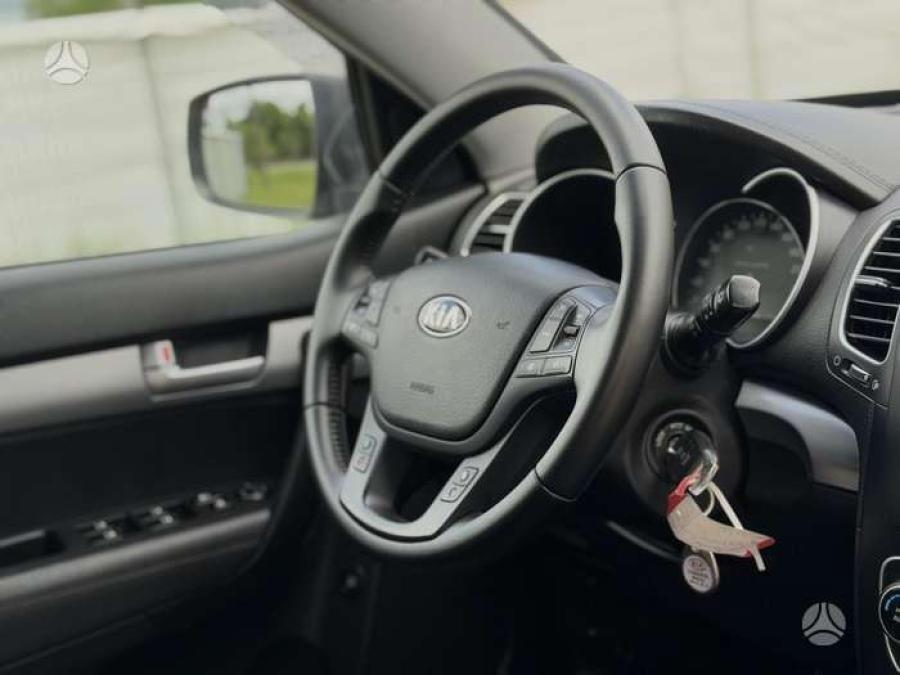 Grey Kia Sorento 2015 in Siauliai, with an engine capacity of 2.20 L and mileage of 223 thousand km for 12999 €, photo 23 on AUTOMOTO.COM.LV