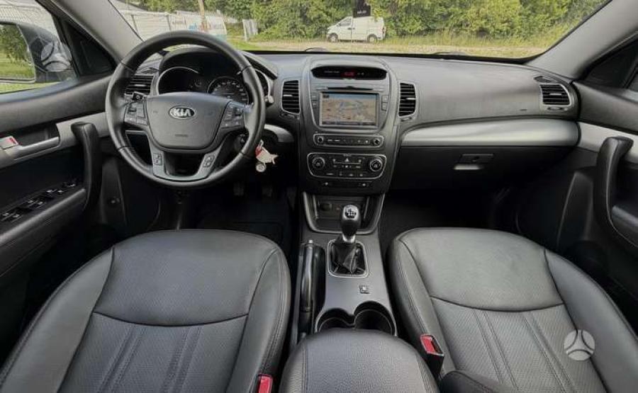 Grey Kia Sorento 2015 in Siauliai, with an engine capacity of 2.20 L and mileage of 223 thousand km for 12999 €, photo 24 on AUTOMOTO.COM.LV