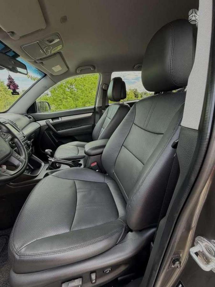 Grey Kia Sorento 2015 in Siauliai, with an engine capacity of 2.20 L and mileage of 223 thousand km for 12999 €, photo 25 on AUTOMOTO.COM.LV