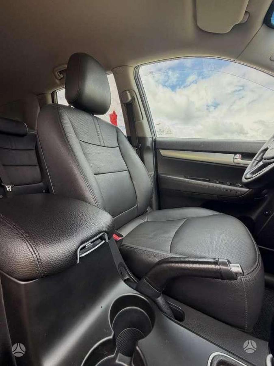 Grey Kia Sorento 2015 in Siauliai, with an engine capacity of 2.20 L and mileage of 223 thousand km for 12999 €, photo 27 on AUTOMOTO.COM.LV