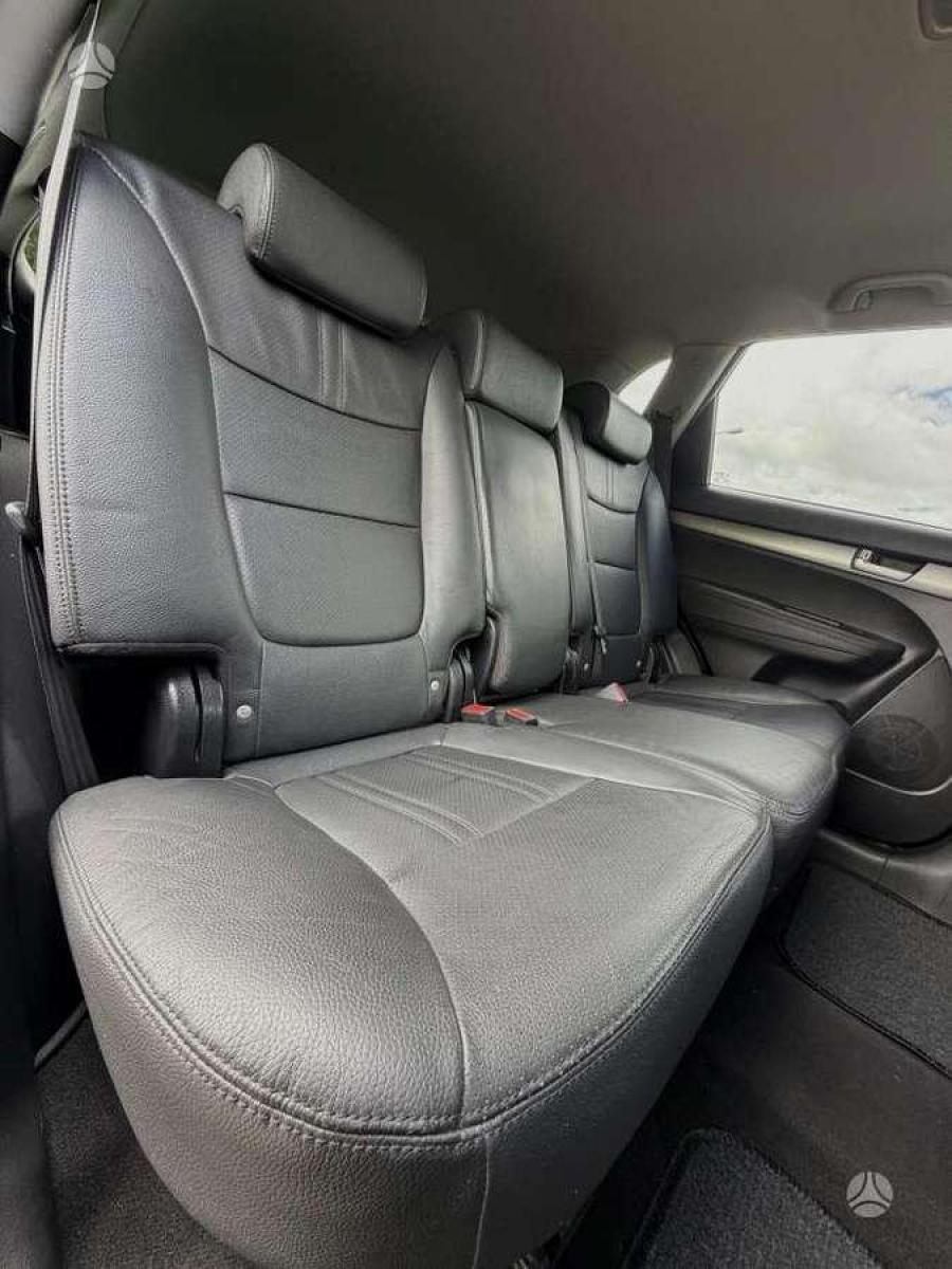 Grey Kia Sorento 2015 in Siauliai, with an engine capacity of 2.20 L and mileage of 223 thousand km for 12999 €, photo 28 on AUTOMOTO.COM.LV