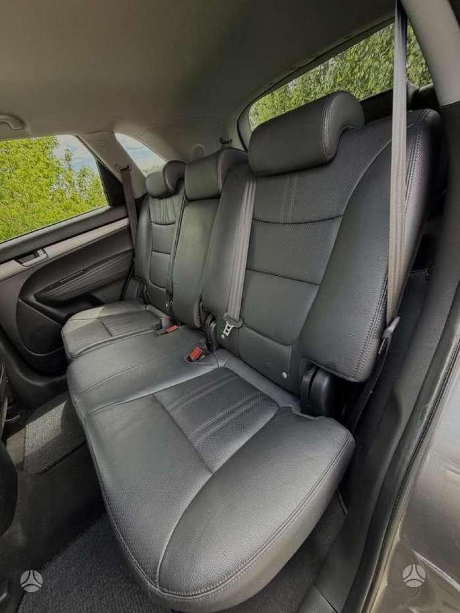 Grey Kia Sorento 2015 in Siauliai, with an engine capacity of 2.20 L and mileage of 223 thousand km for 12999 €, photo 29 on AUTOMOTO.COM.LV