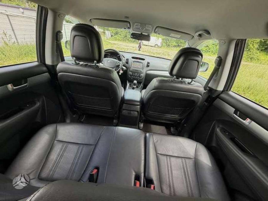Grey Kia Sorento 2015 in Siauliai, with an engine capacity of 2.20 L and mileage of 223 thousand km for 12999 €, photo 33 on AUTOMOTO.COM.LV