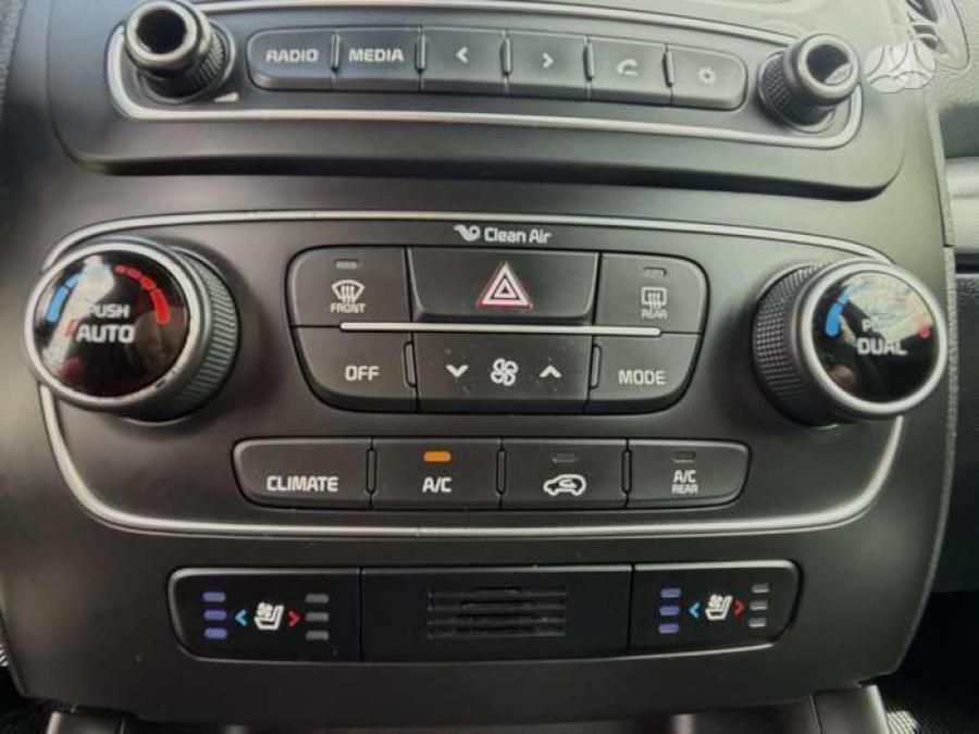 Grey Kia Sorento 2015 in Siauliai, with an engine capacity of 2.20 L and mileage of 223 thousand km for 12999 €, photo 35 on AUTOMOTO.COM.LV