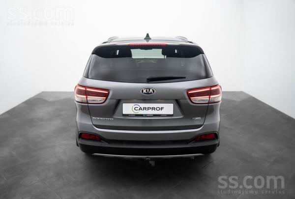 Grey Kia Sorento 2015 in Tallinn, with an engine capacity of 2.20 L and mileage of 229 thousand km for 13999 €, photo 5 on AUTOMOTO.COM.LV