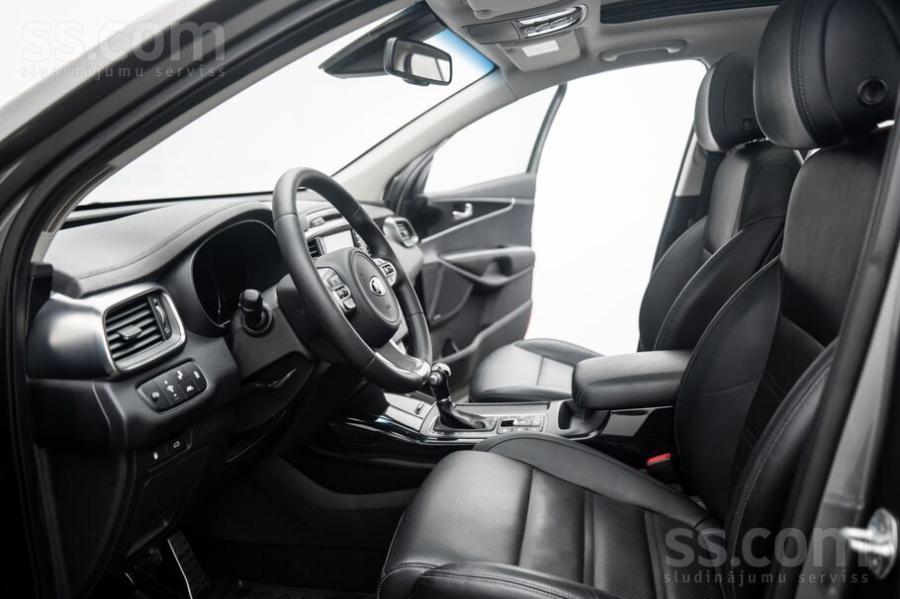 Grey Kia Sorento 2015 in Tallinn, with an engine capacity of 2.20 L and mileage of 229 thousand km for 13999 €, photo 8 on AUTOMOTO.COM.LV