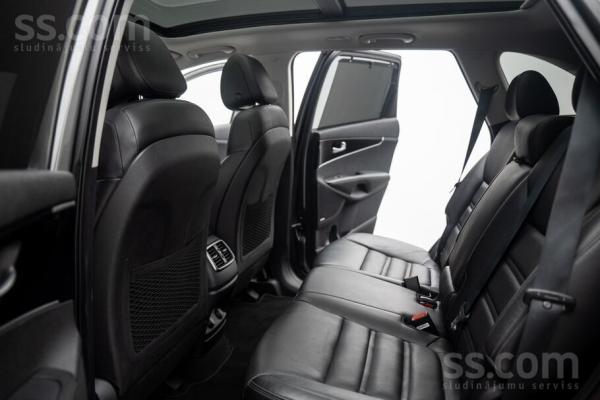 Grey Kia Sorento 2015 in Tallinn, with an engine capacity of 2.20 L and mileage of 229 thousand km for 13999 €, photo 8 on AUTOMOTO.COM.LV