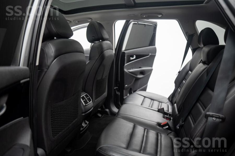 Grey Kia Sorento 2015 in Tallinn, with an engine capacity of 2.20 L and mileage of 229 thousand km for 13999 €, photo 9 on AUTOMOTO.COM.LV