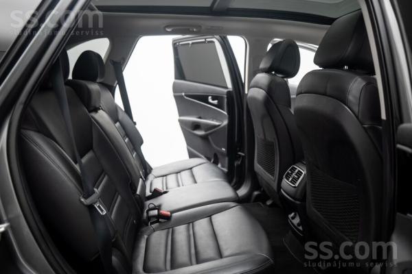 Grey Kia Sorento 2015 in Tallinn, with an engine capacity of 2.20 L and mileage of 229 thousand km for 13999 €, photo 9 on AUTOMOTO.COM.LV
