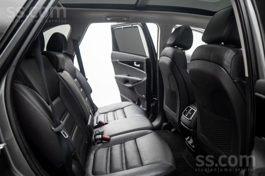 Grey Kia Sorento 2015 in Tallinn, with an engine capacity of 2.20 L and mileage of 229 thousand km for 13999 €, photo 10 on AUTOMOTO.COM.LV