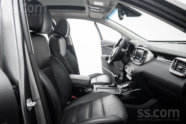 Grey Kia Sorento 2015 in Tallinn, with an engine capacity of 2.20 L and mileage of 229 thousand km for 13999 €, photo 10 on AUTOMOTO.COM.LV