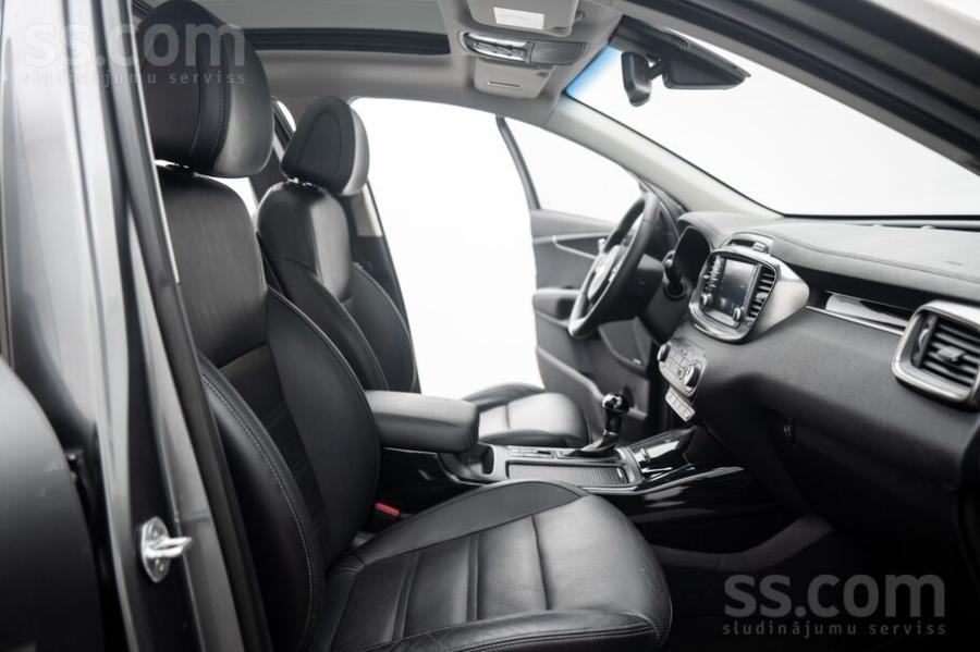 Grey Kia Sorento 2015 in Tallinn, with an engine capacity of 2.20 L and mileage of 229 thousand km for 13999 €, photo 11 on AUTOMOTO.COM.LV
