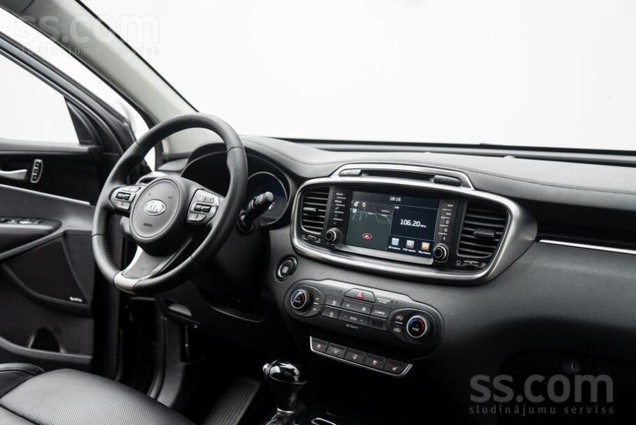 Grey Kia Sorento 2015 in Tallinn, with an engine capacity of 2.20 L and mileage of 229 thousand km for 13999 €, photo 12 on AUTOMOTO.COM.LV