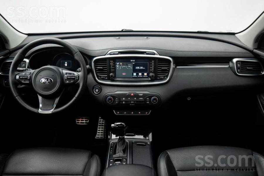 Grey Kia Sorento 2015 in Tallinn, with an engine capacity of 2.20 L and mileage of 229 thousand km for 13999 €, photo 13 on AUTOMOTO.COM.LV