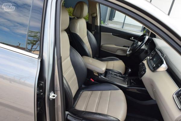 Grey Kia Sorento 2015 in Vilnius, with an engine capacity of 2.20 L and mileage of 237 thousand km for 12900 €, photo 9 on AUTOMOTO.COM.LV